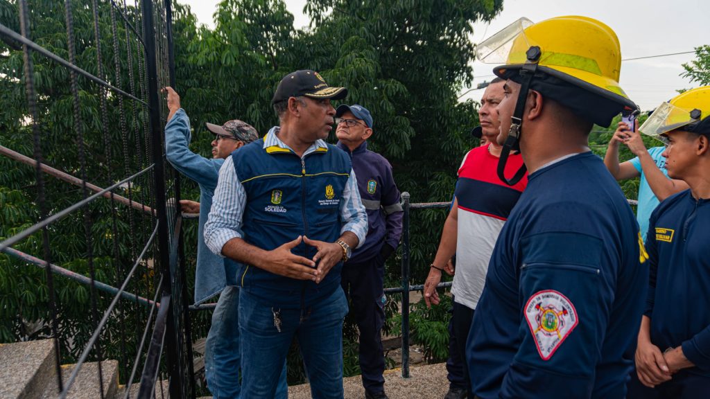 Alcaldía de Soledad cerró con malla metálica puente peatonal entre el ...